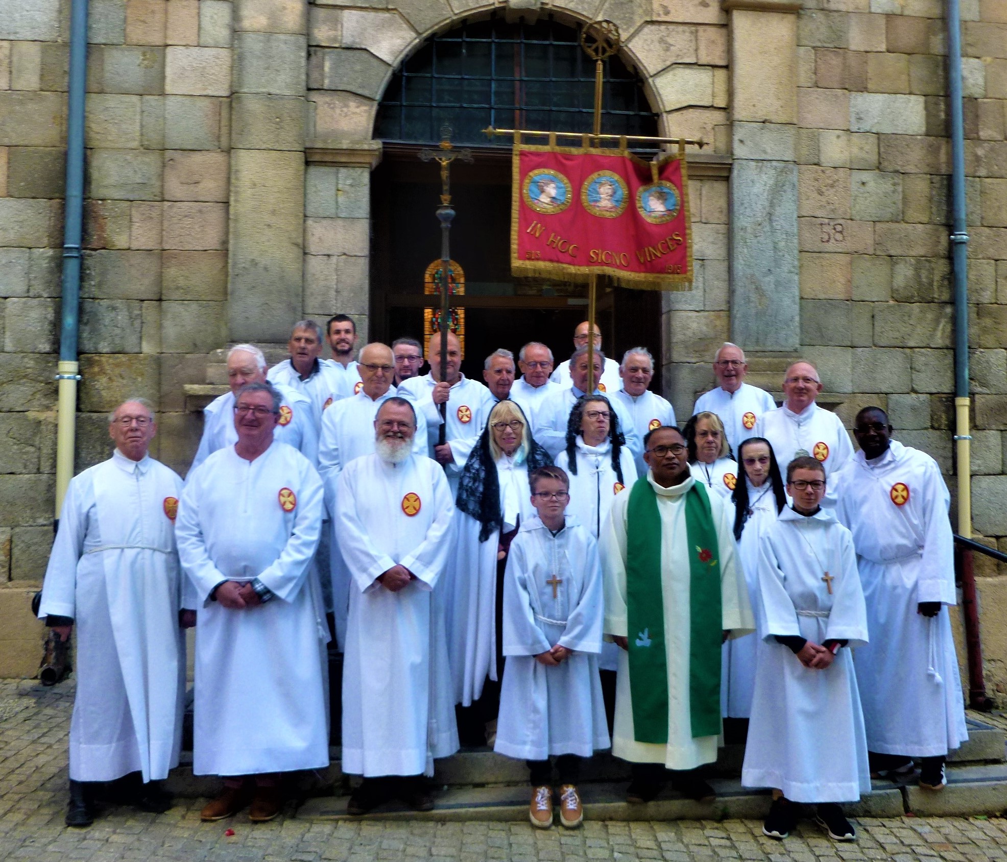 Les pénitents de Tence transmettent le "Labarum"